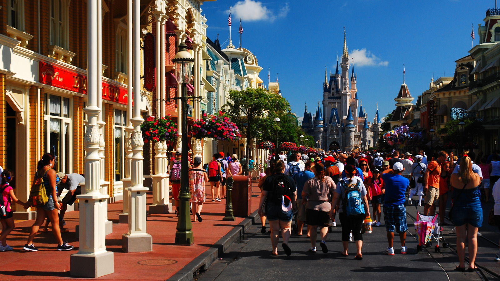 16 Tips To Avoid Huge Lines At Any Theme Park