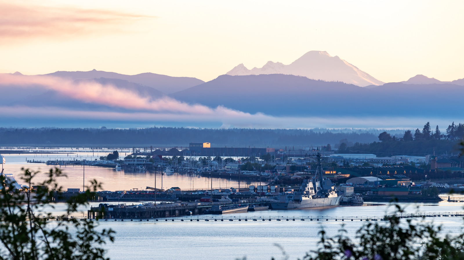 A Coastal Washington City Just Outside Seattle Has A Snowy Mountain ...