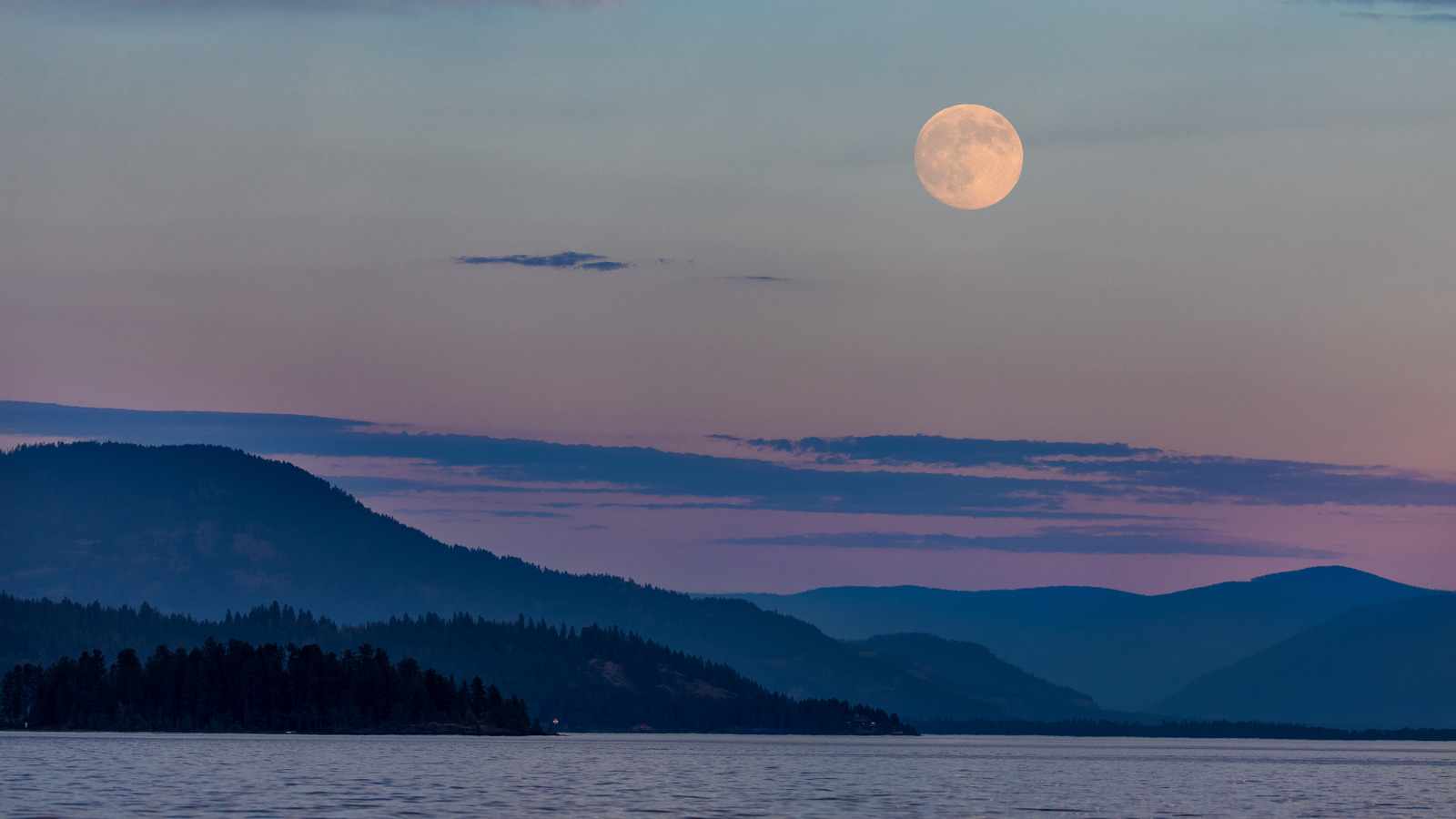 A Riverside Idaho Town Is A Breathtaking Nature Escape With Trails ...
