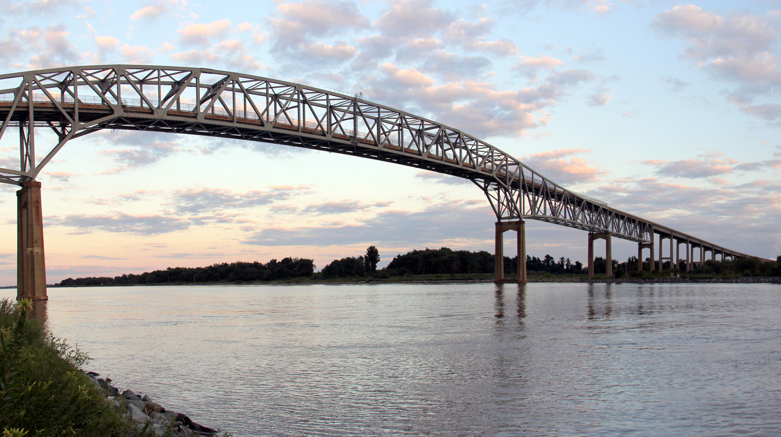 A Scenic Trail Guides Travelers The Whole Way Across Highly Walkable ...