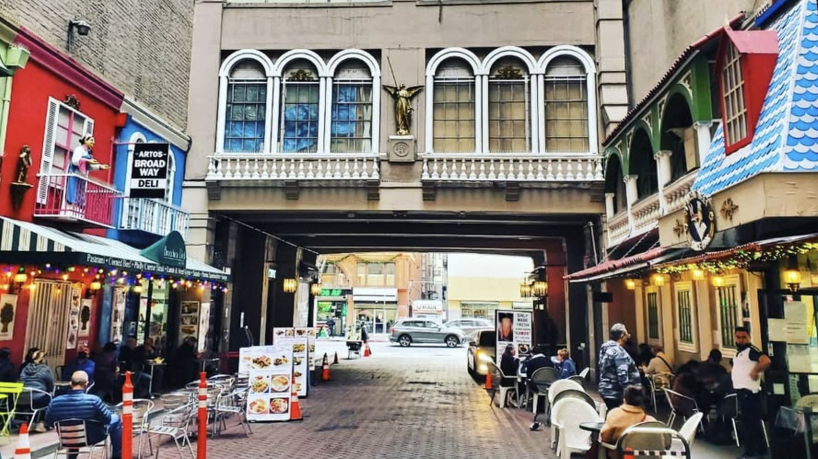 A Secret Los Angeles Alley That Looks Like Europe Has Food, Shops & Charm