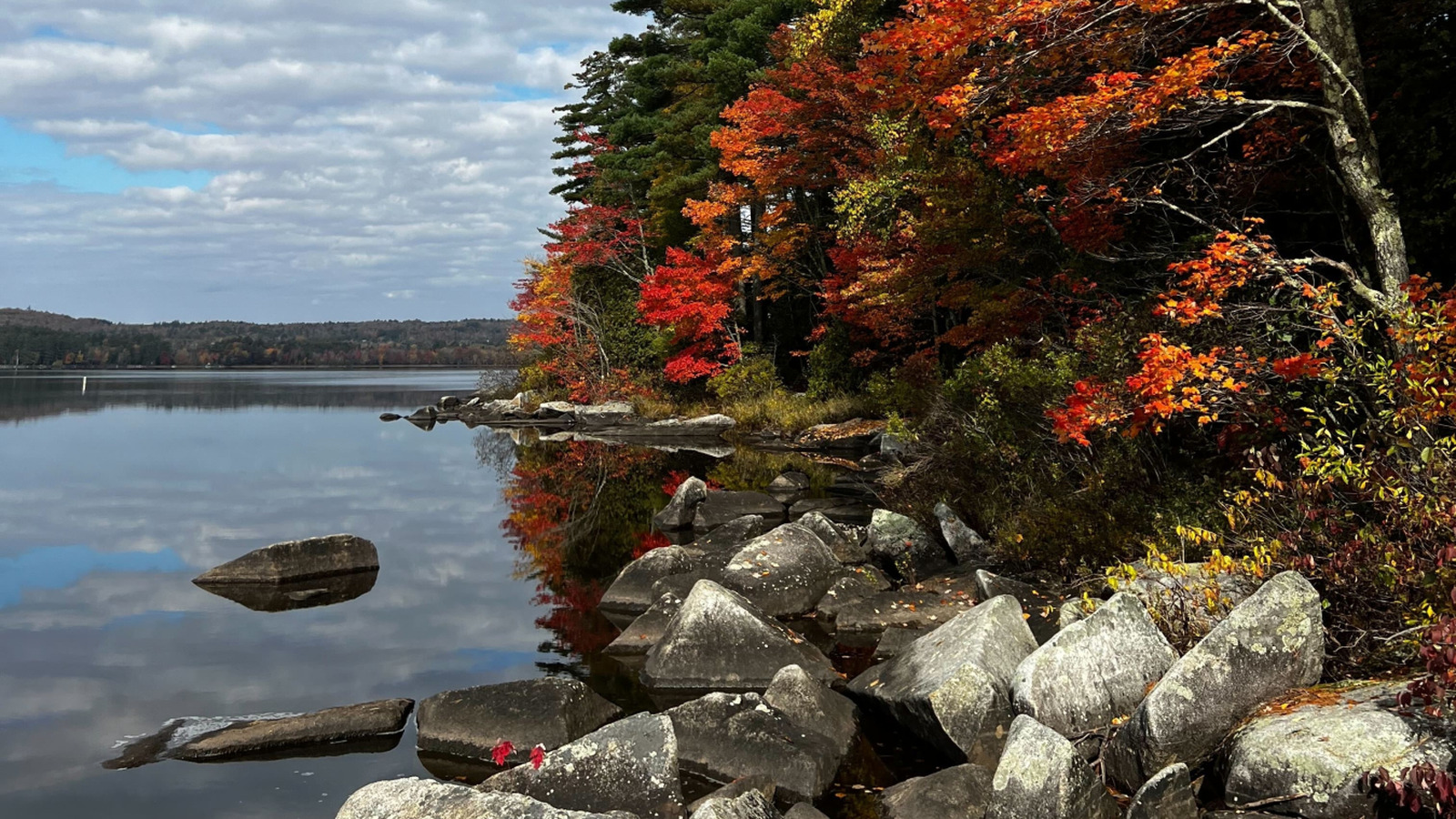 A Small Lakeside Town In Maine Is An Idyllic Escape For Stunning ...