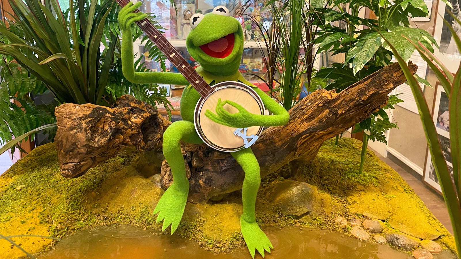 A Small Mississippi City With Scenic Street Art Is Kermit The Frog's ...