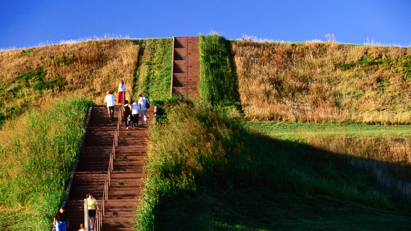America's 'Largest Prehistoric Earthen Mound' Is An Otherworldly ...