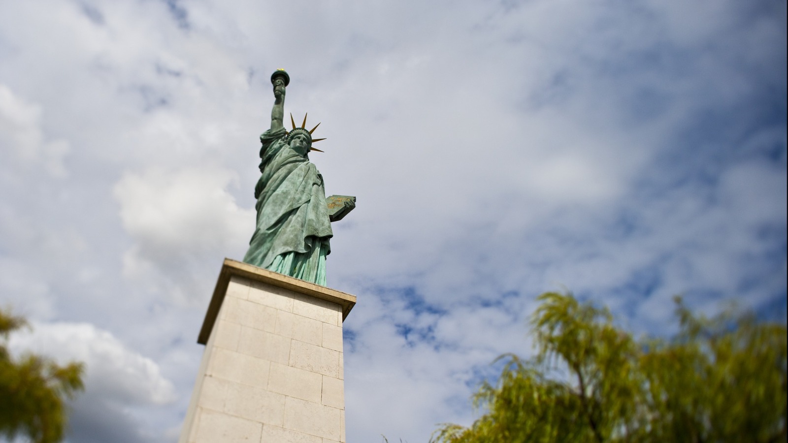 An Iconic International City Hides Mini Statues Of Liberty In Homage To ...