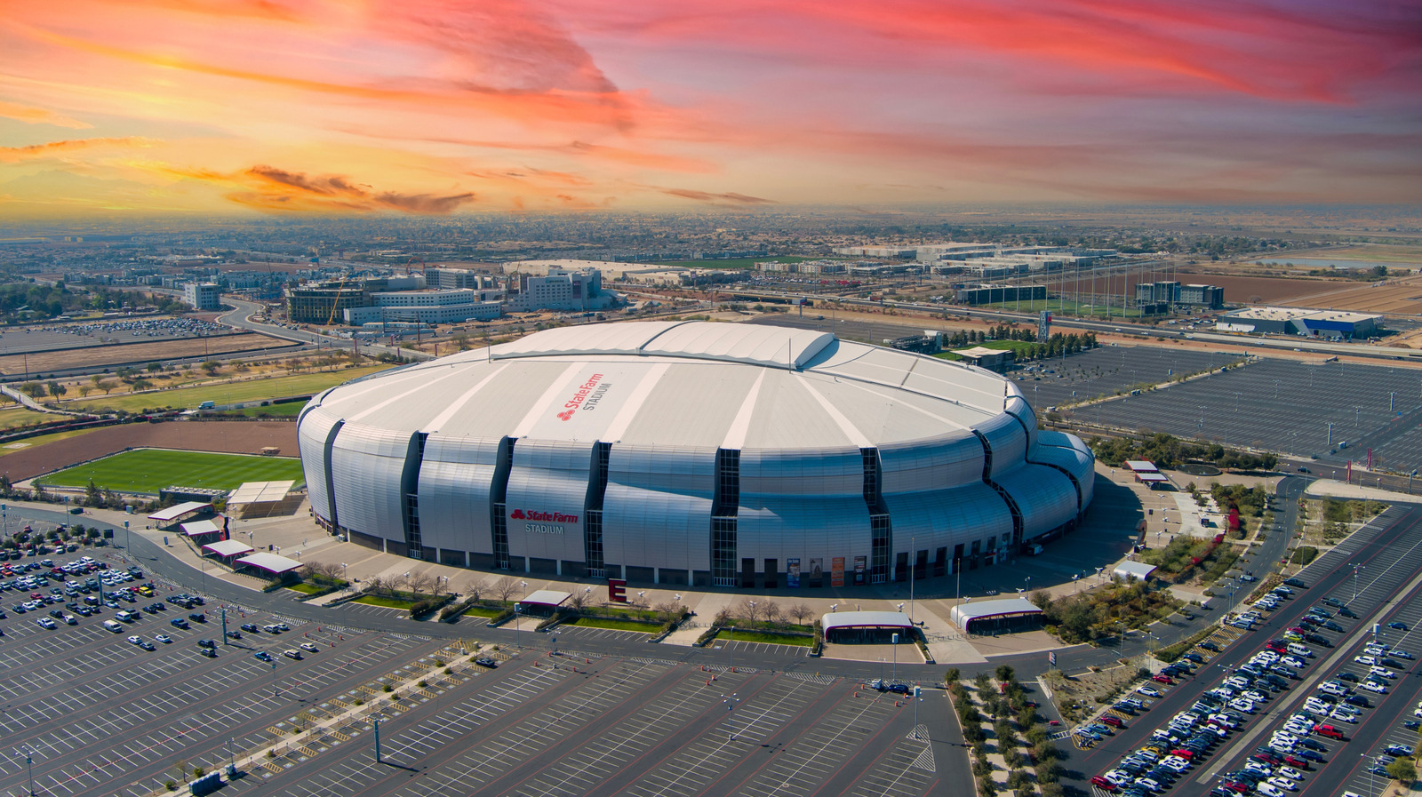 Arizona's Sports Stadium In Glendale Is A Futuristic Location With A ...
