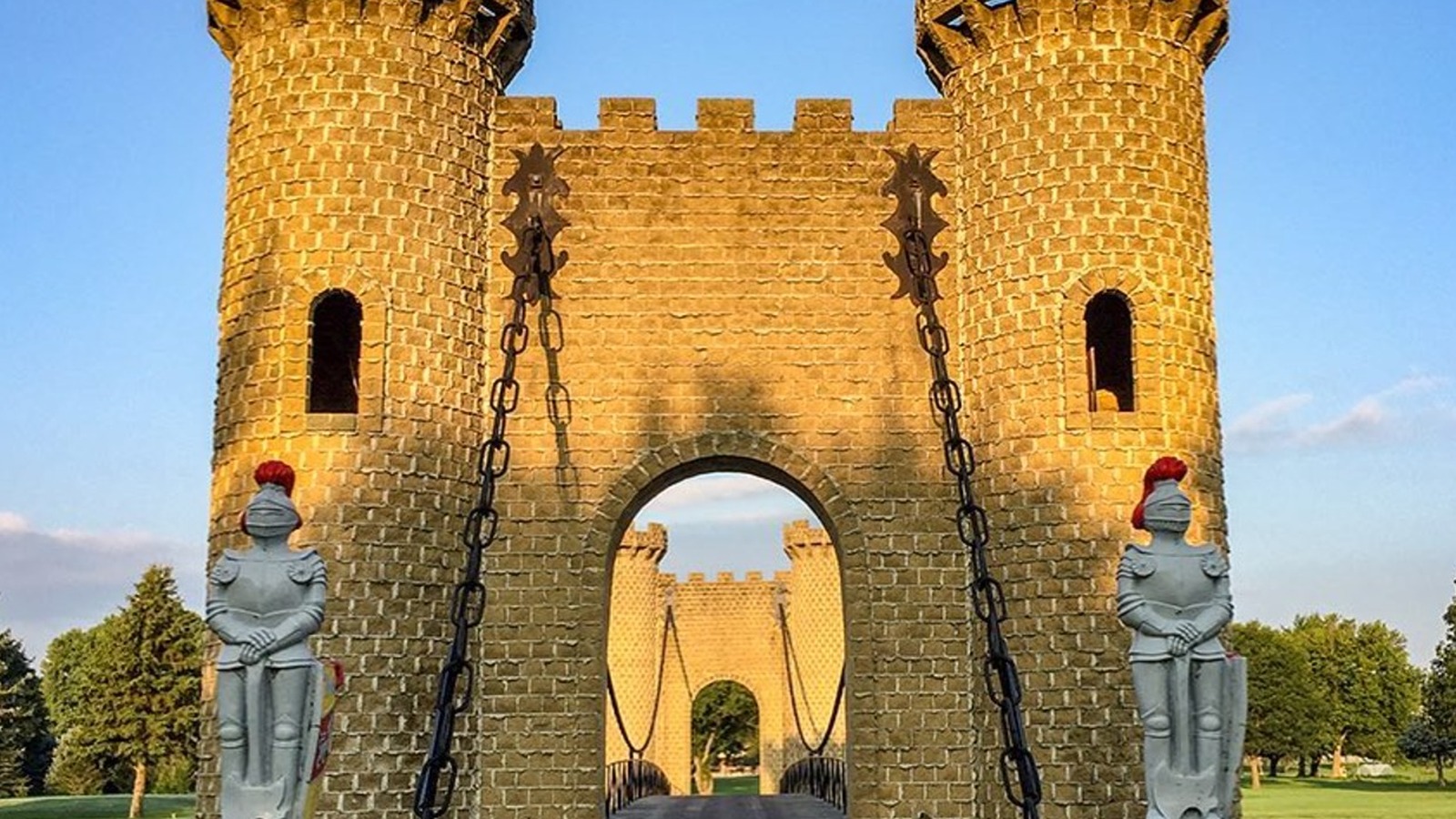 Between Des Moines And Sioux Falls Is Iowa's Fairytale City With Castle ...