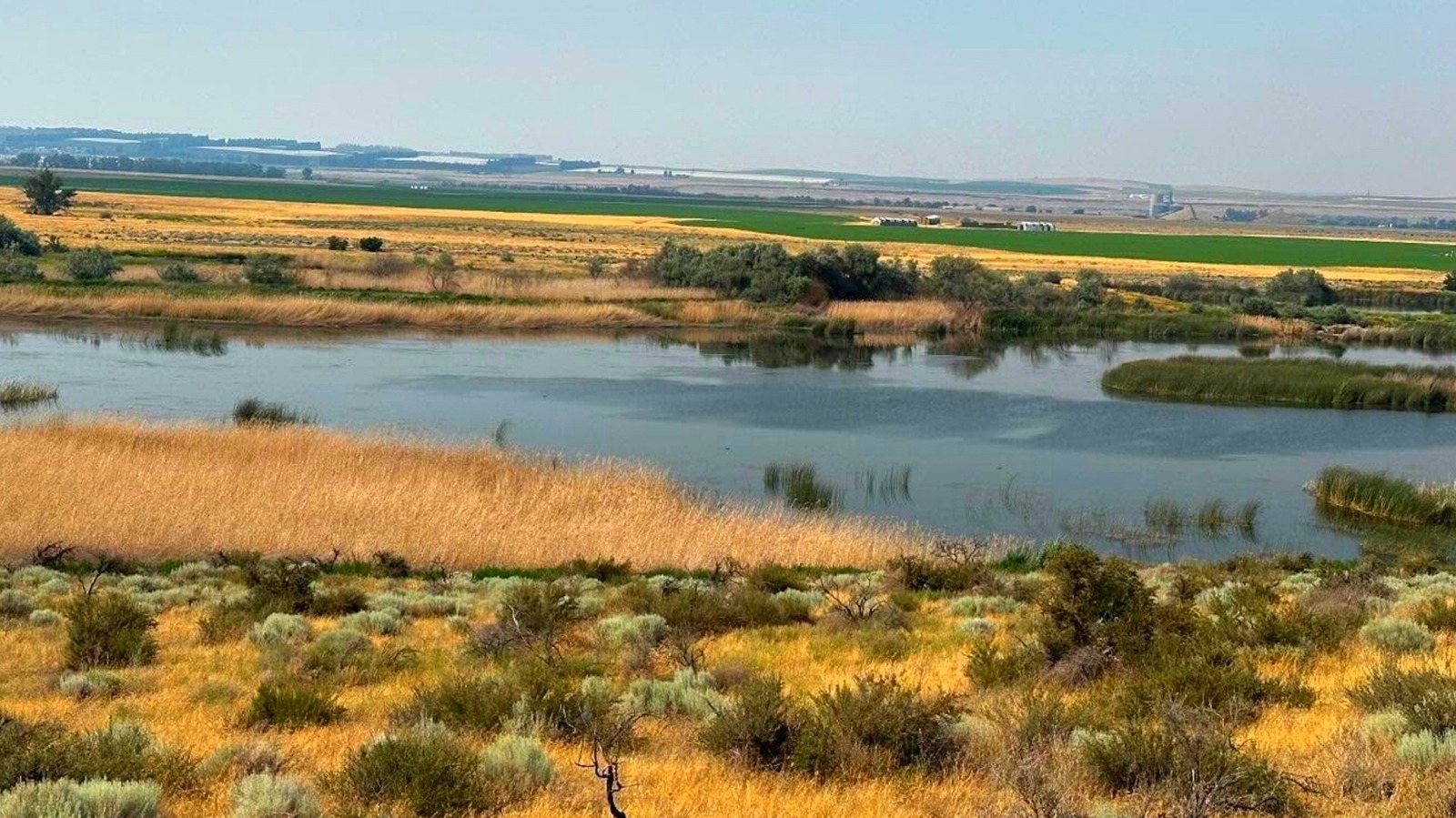 Between Oregon And Washington Is A Columbia River Preserve With ...