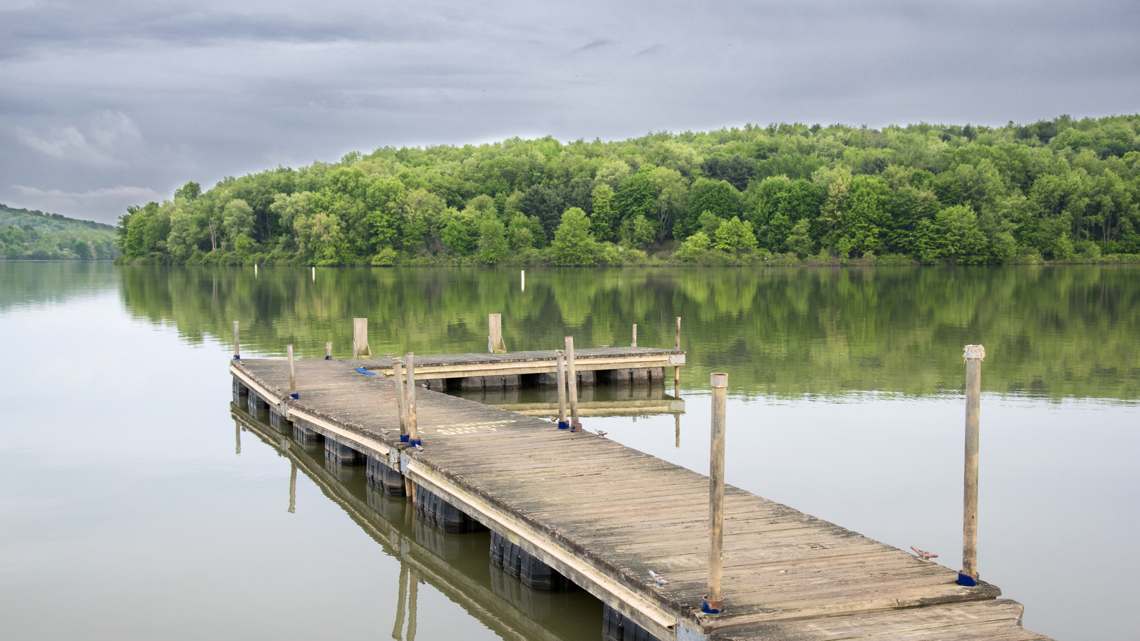 Between Pittsburgh And Cleveland Is Pennsylvania's Lake State Park Hub ...