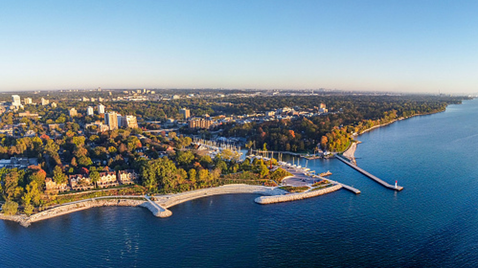 Between Toronto And Niagara Falls Is Canada's Charming Lakefront Town ...