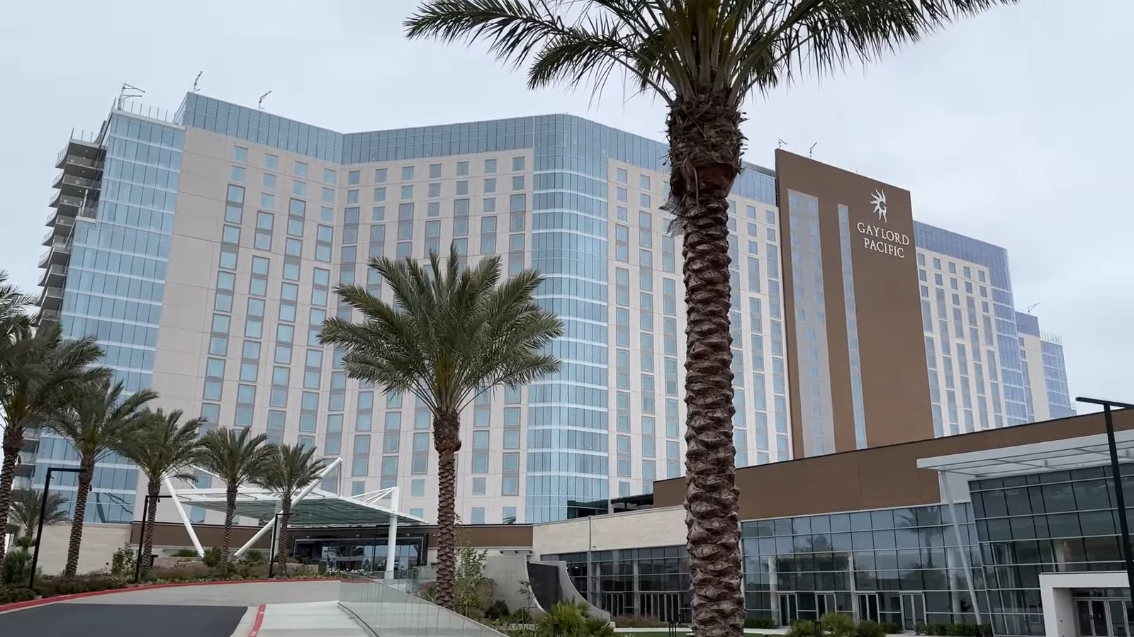 California's Largest Hotel Is A City-Sized Behemoth With Ocean Views, A ...