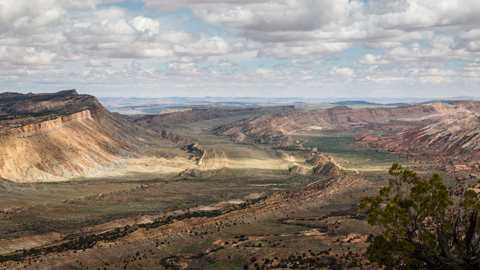 Capitol Reef National Park's Most Striking Feature Looks Like A Wrinkle ...