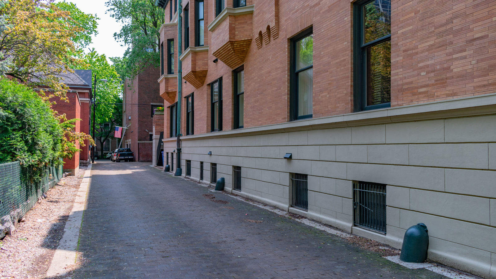 Chicago's Most Famous Alley Is An Enchanting Gold Coast Gem For A One ...