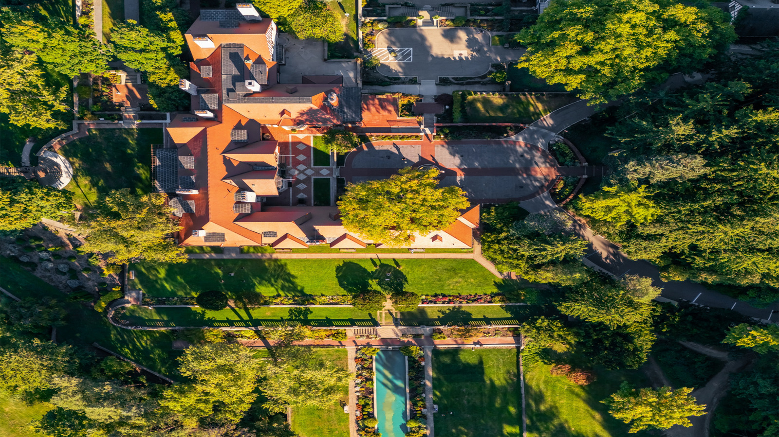 Detroit's Wealthiest Suburb Has An Artsy Vibe Amidst Golf Courses ...