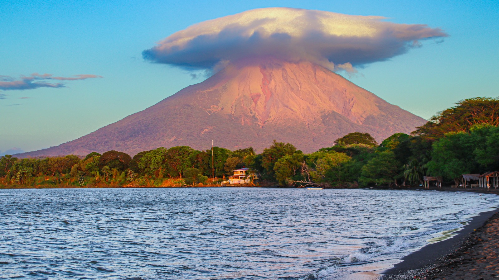 The World's Only Freshwater Lake Where Oceanic Creatures Thrive Is In ...