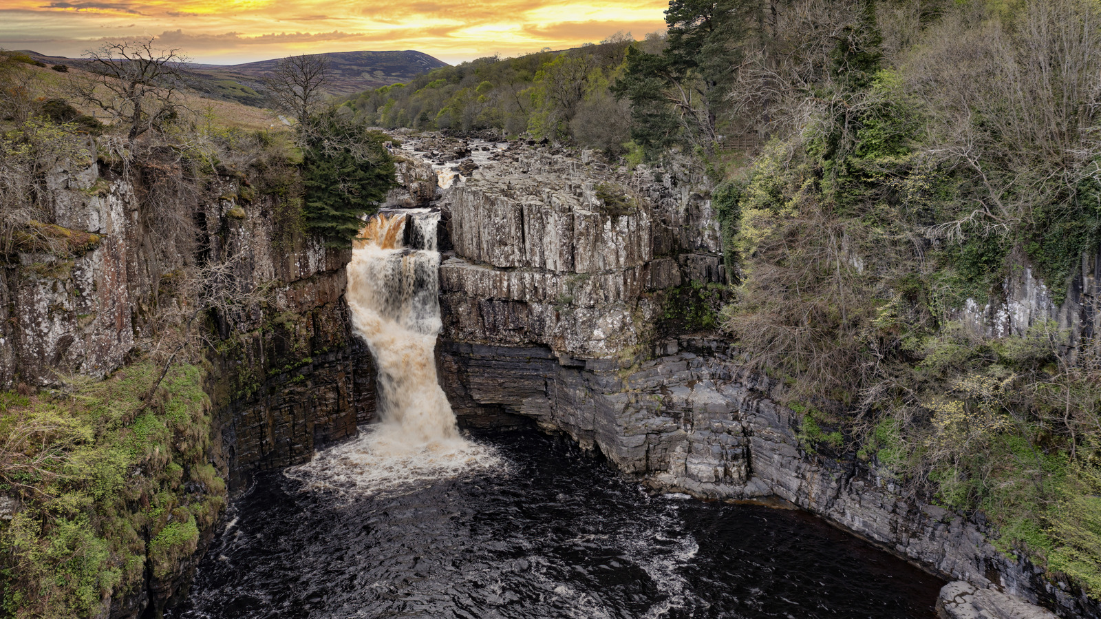 England's Largest Waterfall Is An Impressive Natural Phenomenon ...