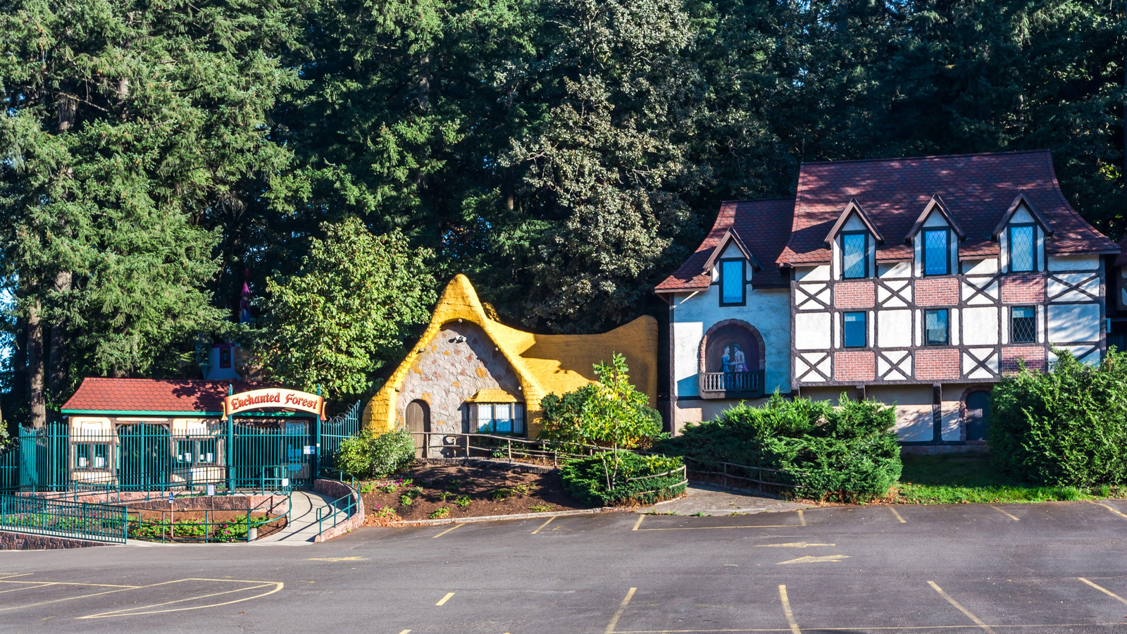 Escape Salem Crowds For A Nearby Eclectic Oregon Lake Town With A ...