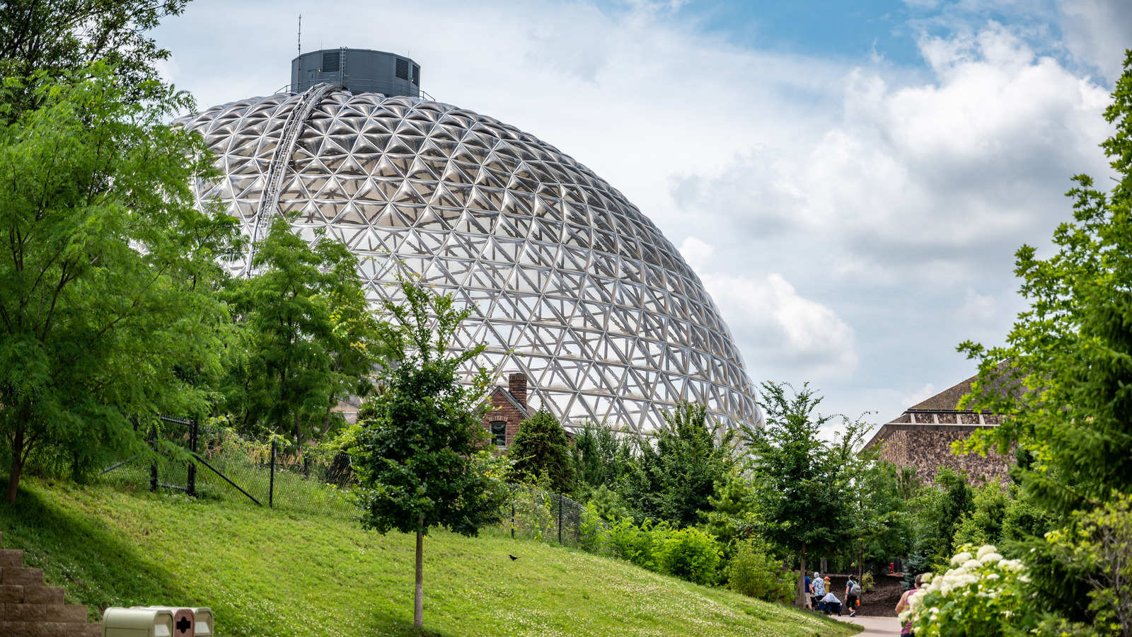 Explore Diverse Ecosystems At This Midwest Zoo With The World's Largest ...