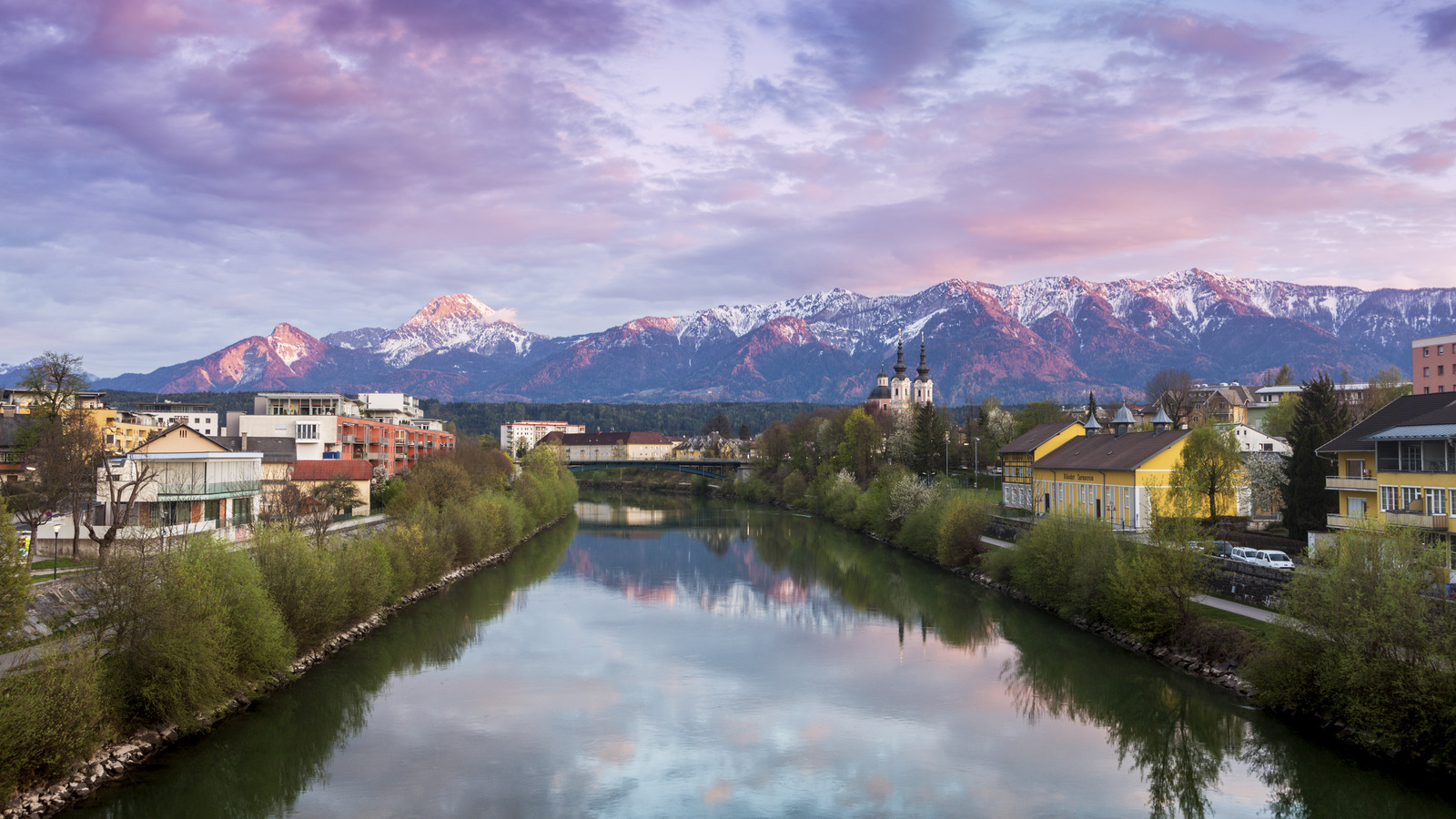 For Italy Vibes Without The Crowds, Visit This Austrian Alps Town With ...