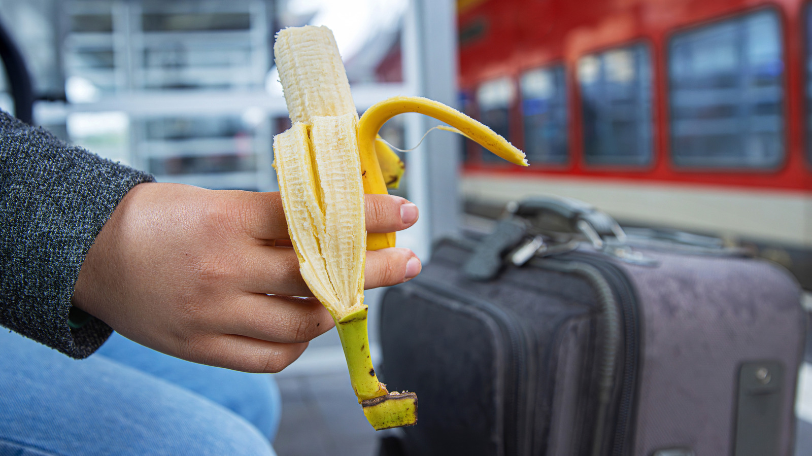 Genius Hacks For Keeping Bananas Fresh While Traveling
