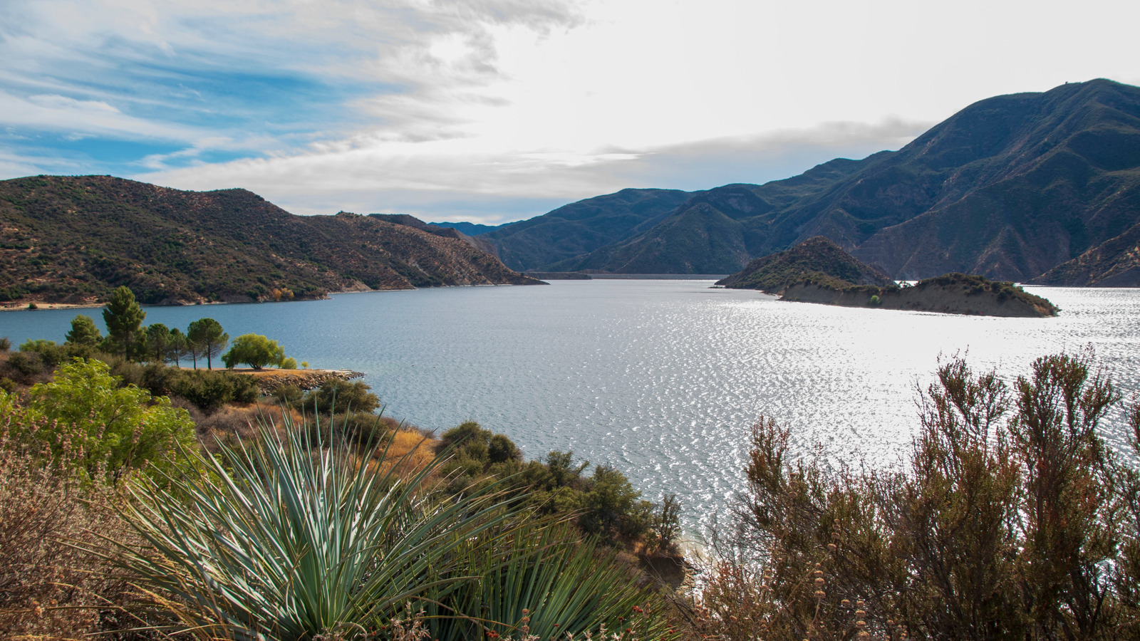 Halfway Between Los Angeles And Bakersfield Is A Scenic Lake With ...
