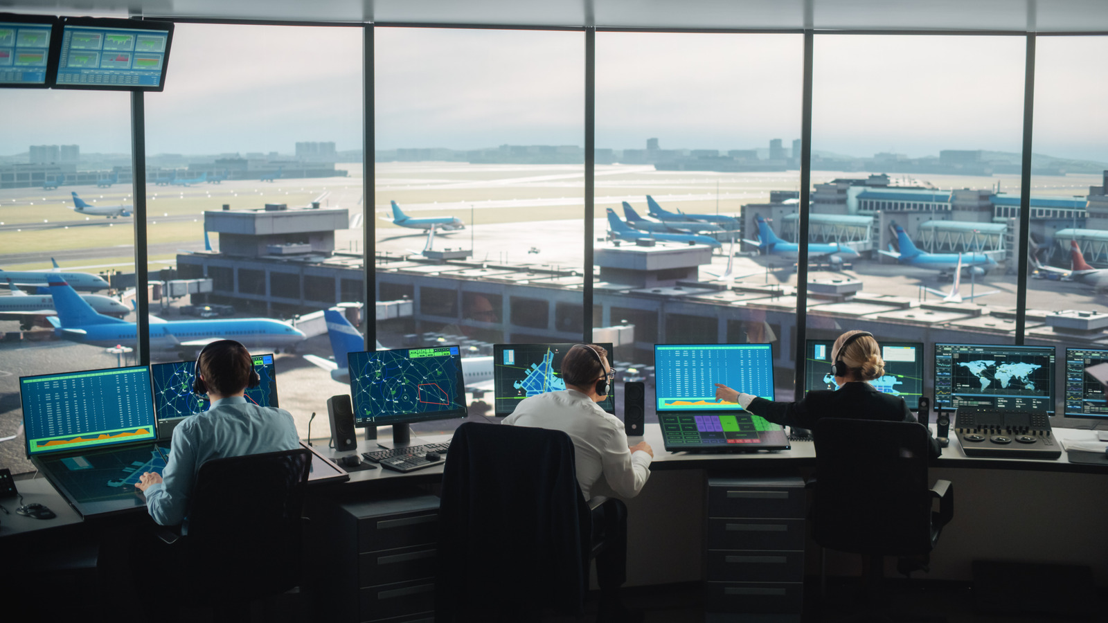 Here's What It Actually Takes To Become An Air Traffic Control Employee