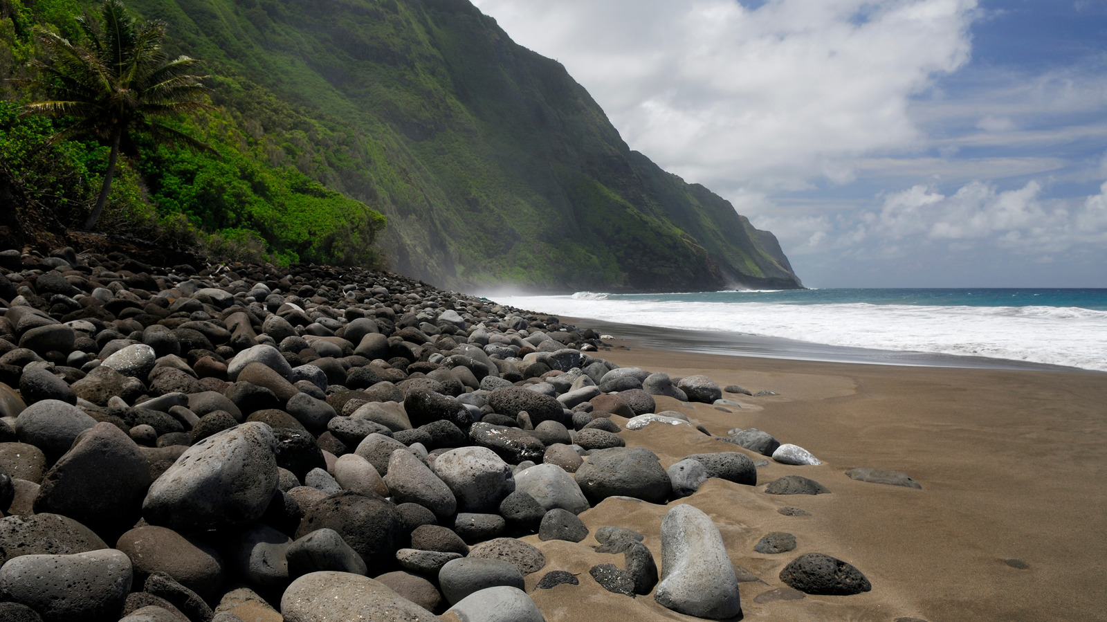 Hidden On Hawaii's Moloka'i Island Is A Secret Black Sand Beach With ...