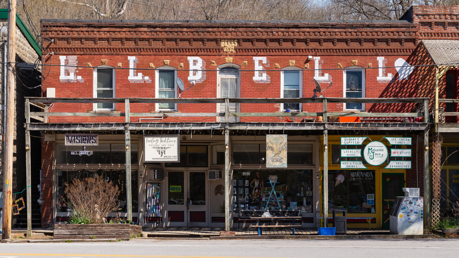 Illinois' Laid-Back Hippie Village Is A Charming Artsy Gem Tucked Away ...