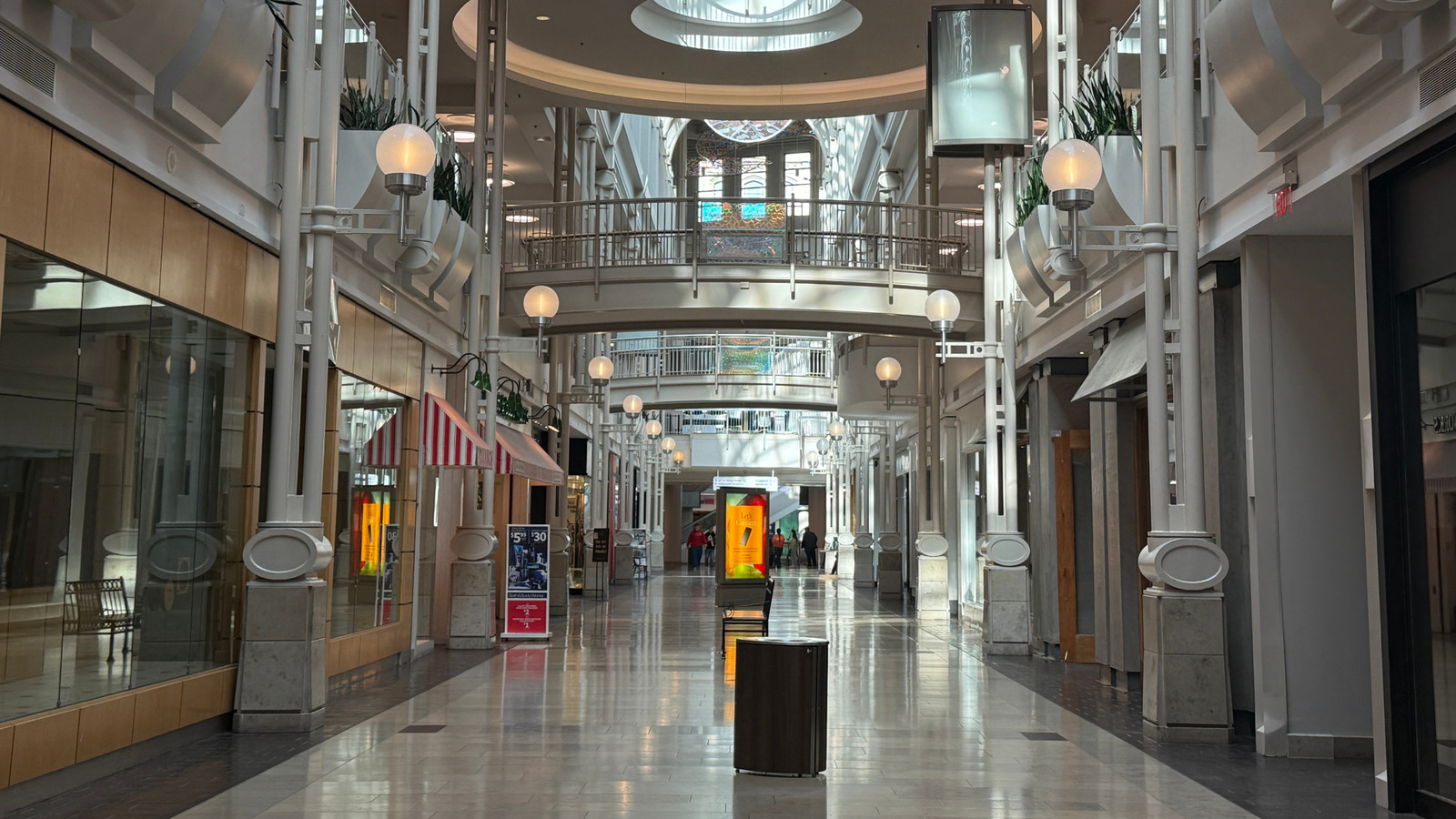 Indiana's Once-Thriving Giant Downtown Mall Is Now Sad, Desolate, And On Its Last Legs