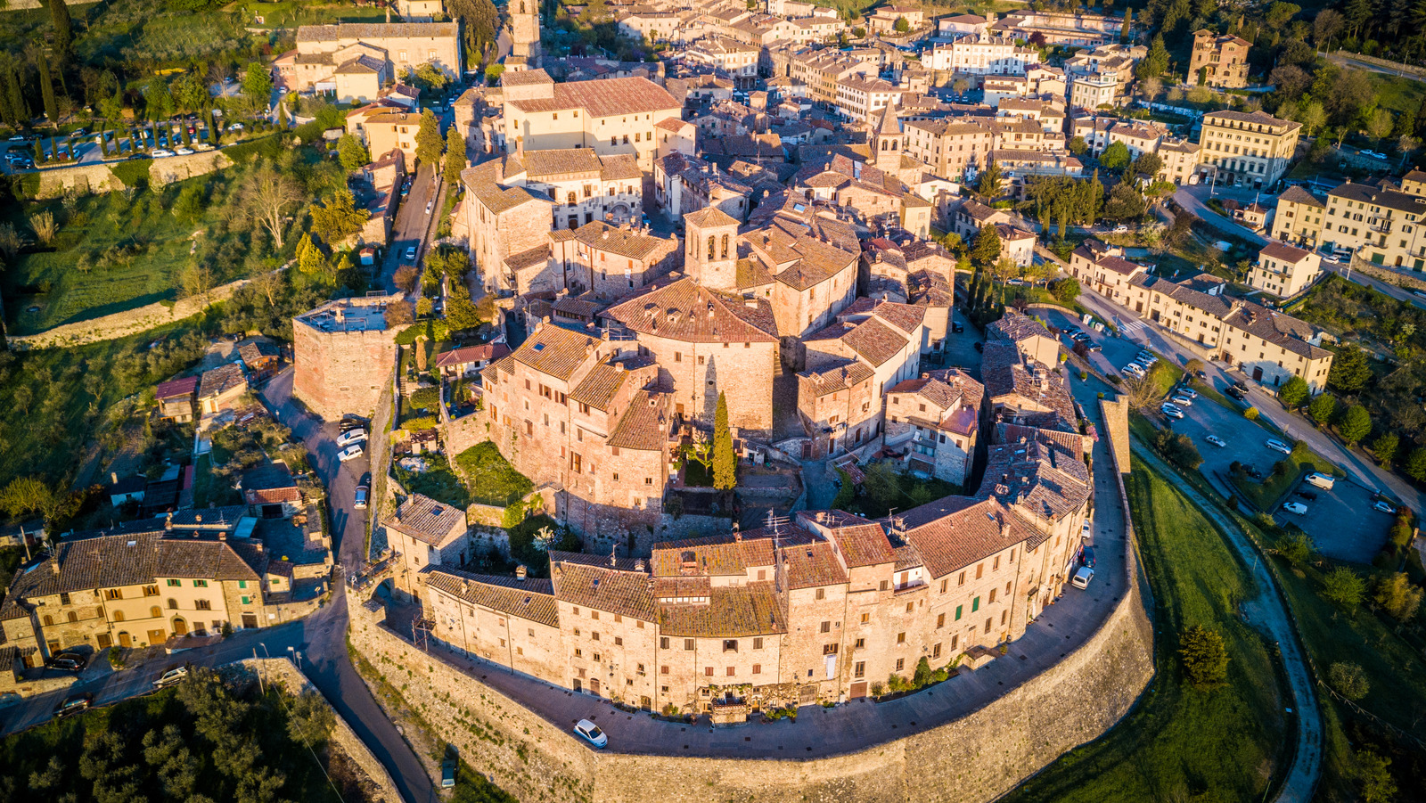 Italy's Beautifully Preserved Hilltop Town Has Incredible History And ...