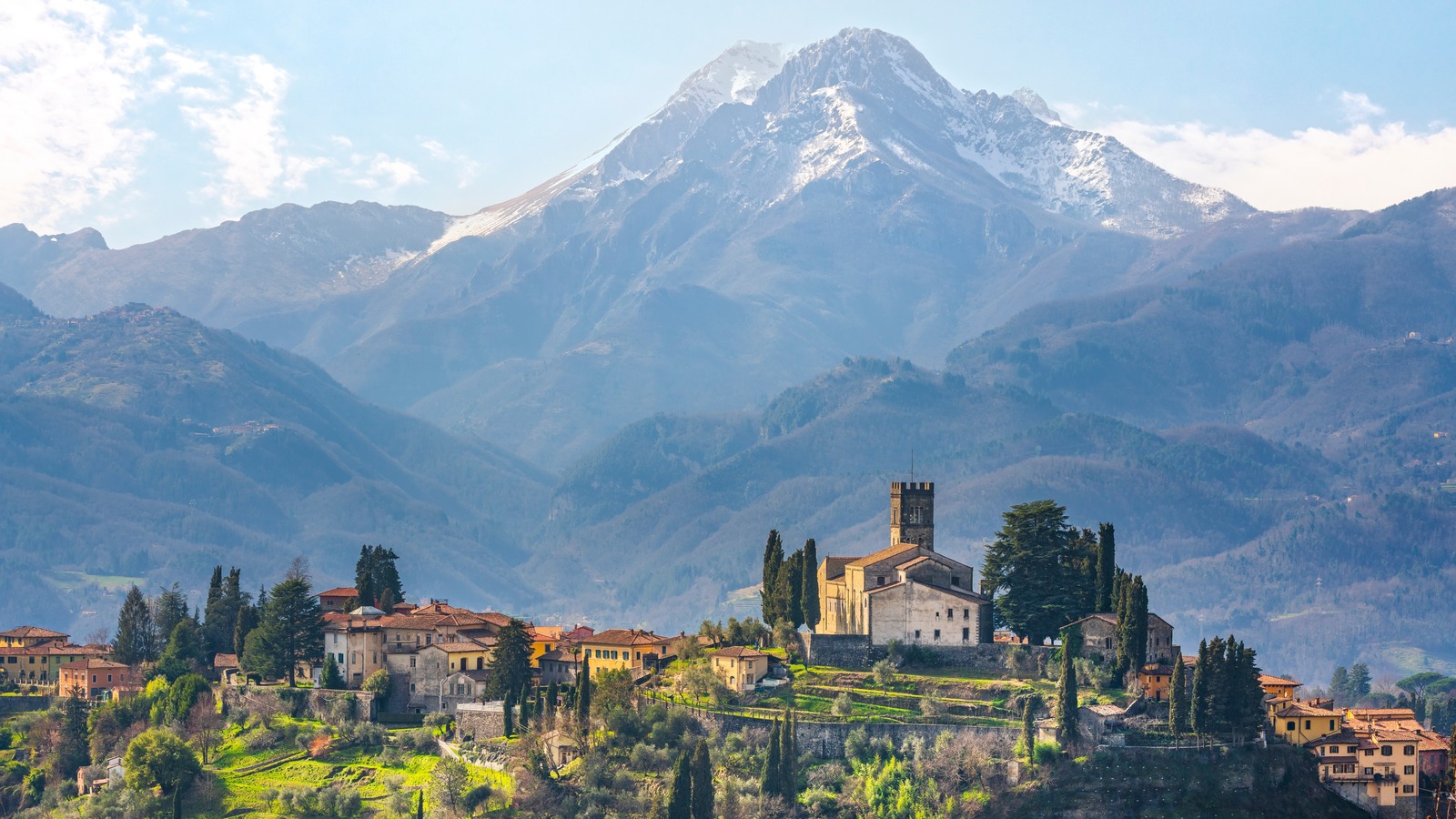 Italy's Under-The-Radar Corner Of Tuscany Has Snow-Capped Mountains And ...