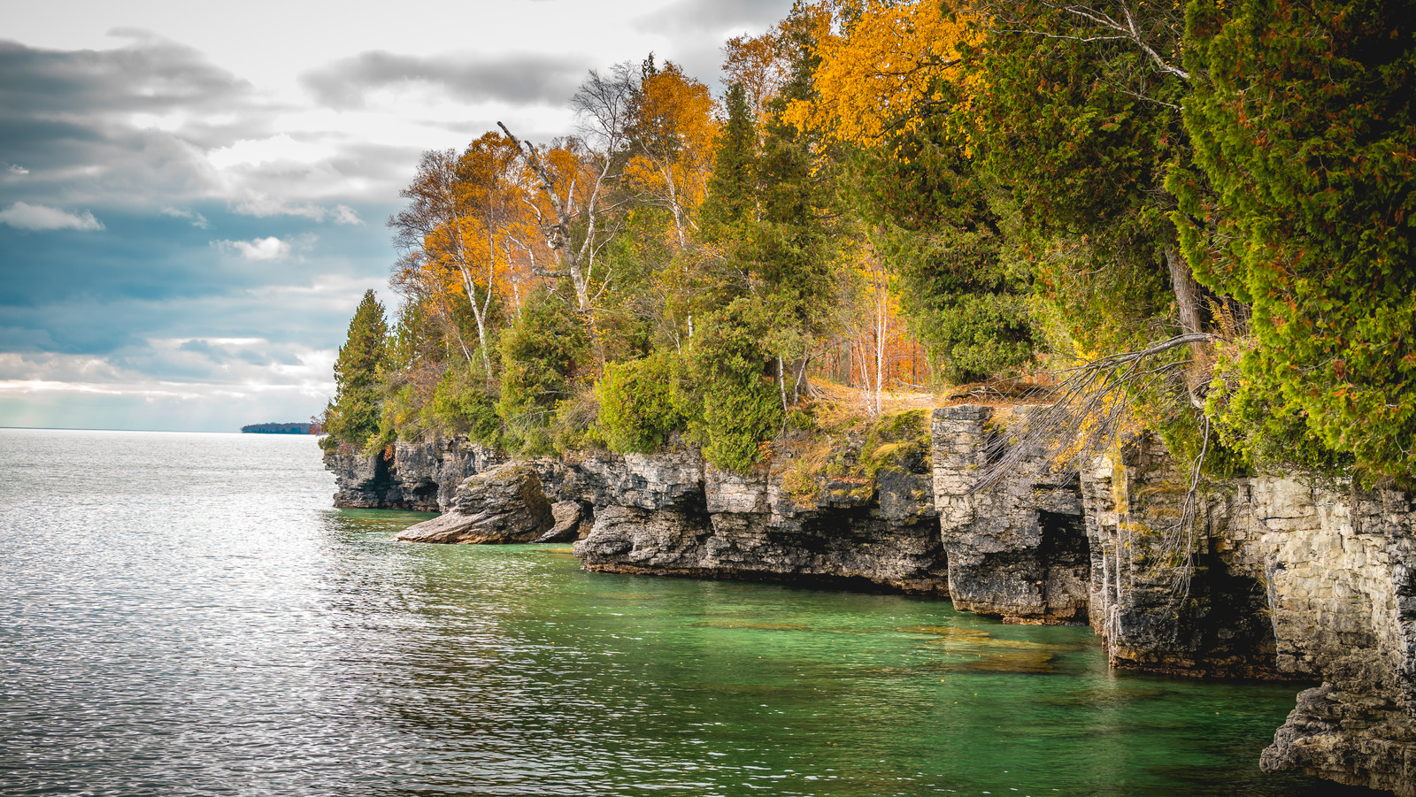 Lake Michigan's Coast Hides A Breathtaking Park Of Caves, Turquoise ...