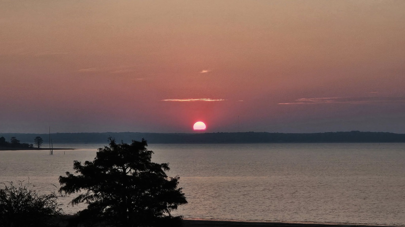 Nestled Between Memphis And Jackson Is Mississippi's Scenic Lake Haven ...