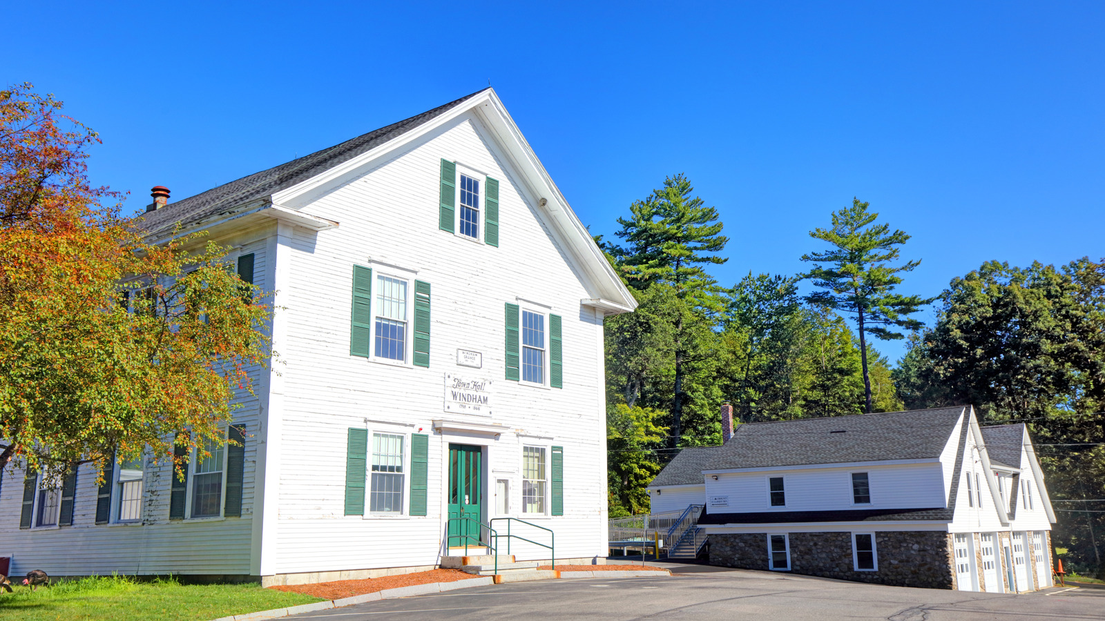 Nestled Between Salem And Manchester Is A Charming New England Haven ...