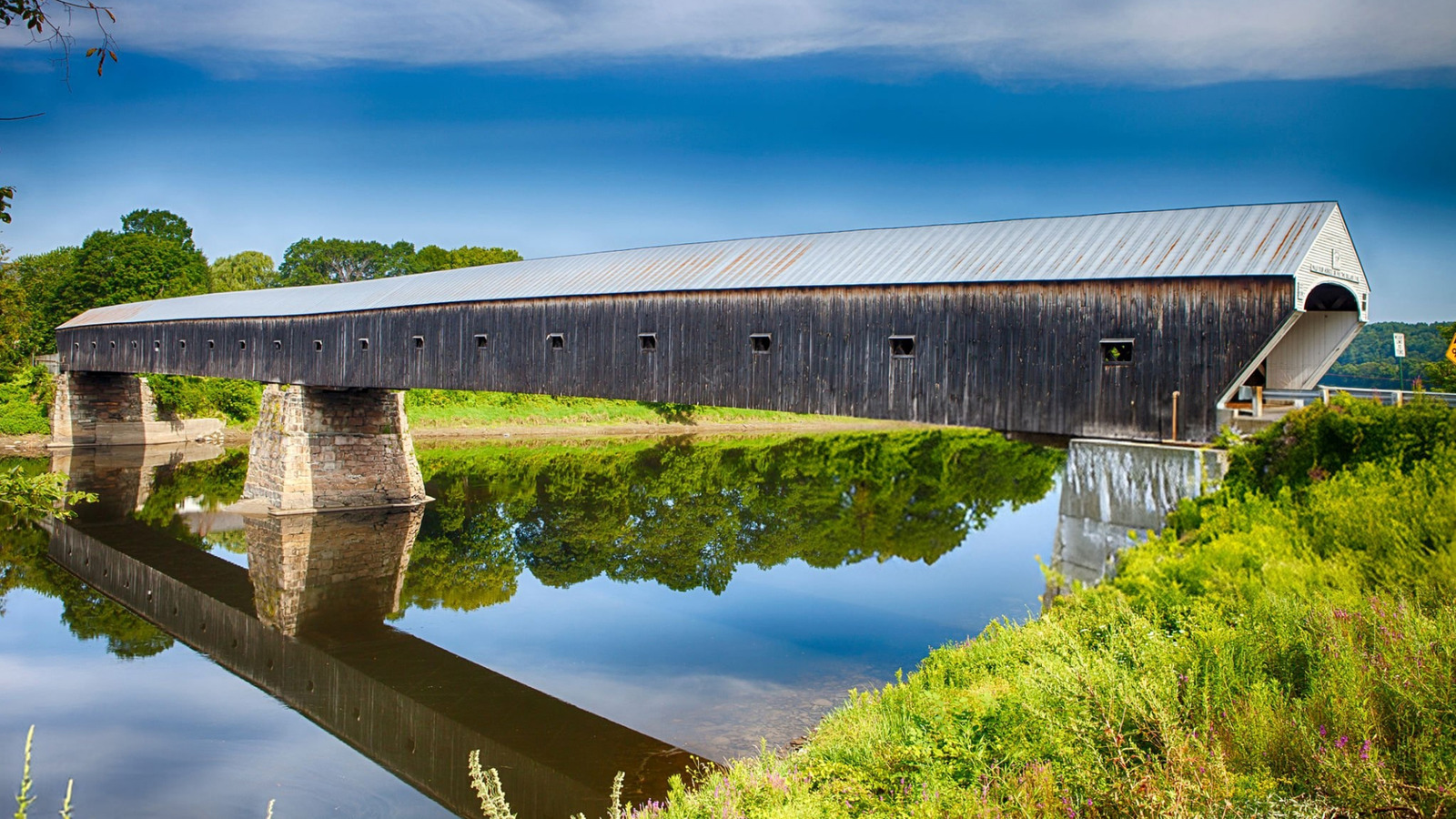 New England's Charming 'Kissing Bridge' Connects Two States And Has A ...