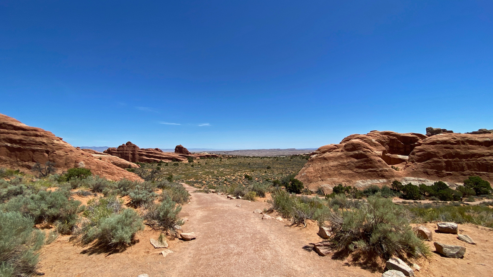 North America's Longest Arch Thrives In Arches National Park On An Easy ...