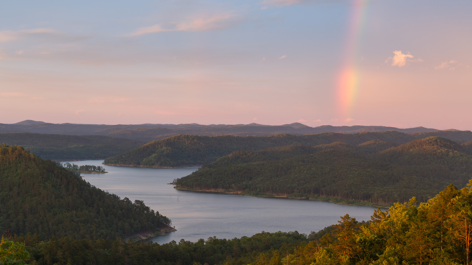 Oklahoma's Mountain Region Hides The State's 'Most Beautiful Lake'