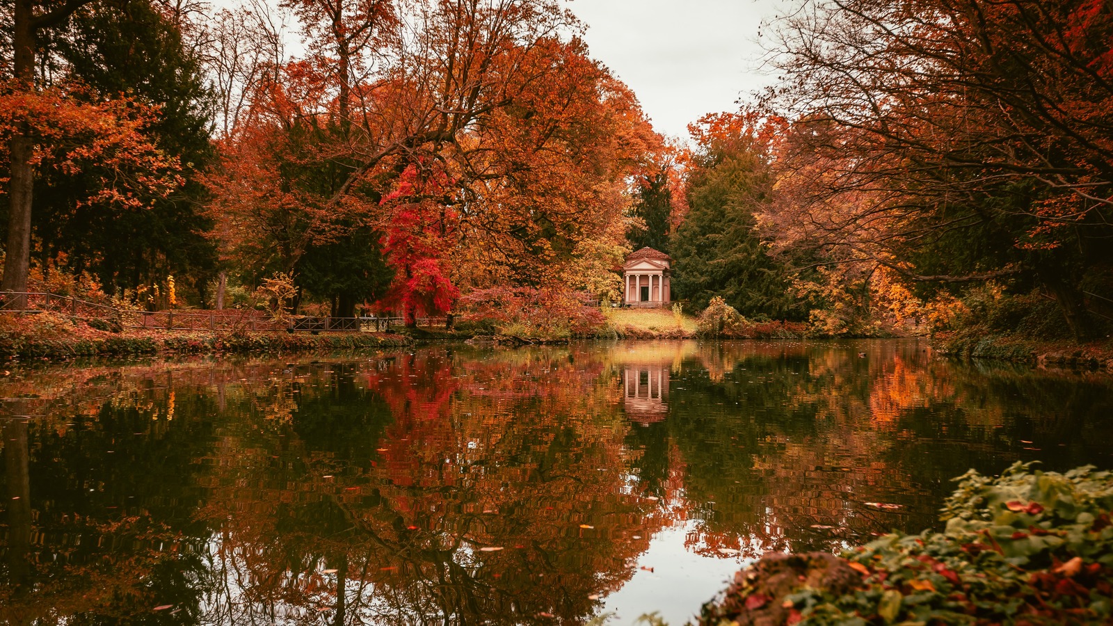 One Of 2025's Best Fall Foliage Destinations Is An Endlessly Gorgeous ...