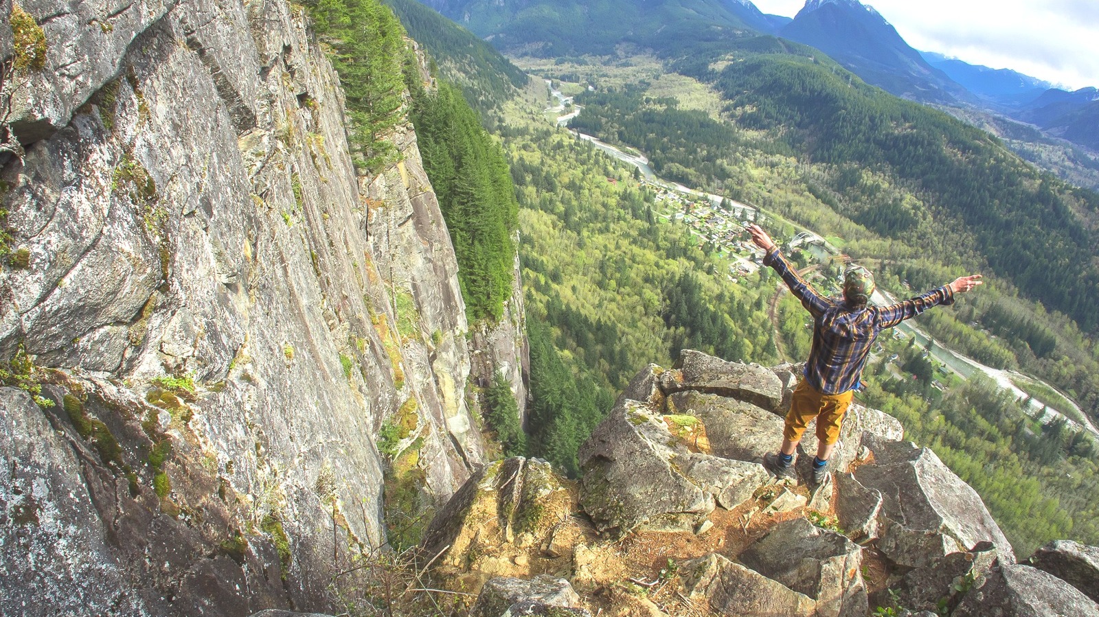 One Of America's Most Famous Climbing Walls Is A Washington Landmark ...
