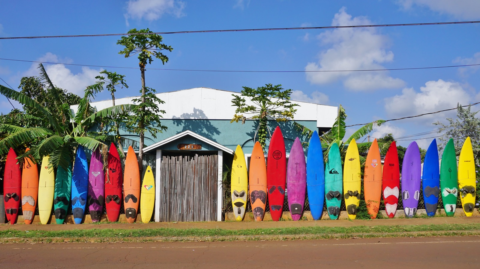 One Of Hawaii's Most Walkable Towns Is An Unsung Trendy Hippie Haven Of ...