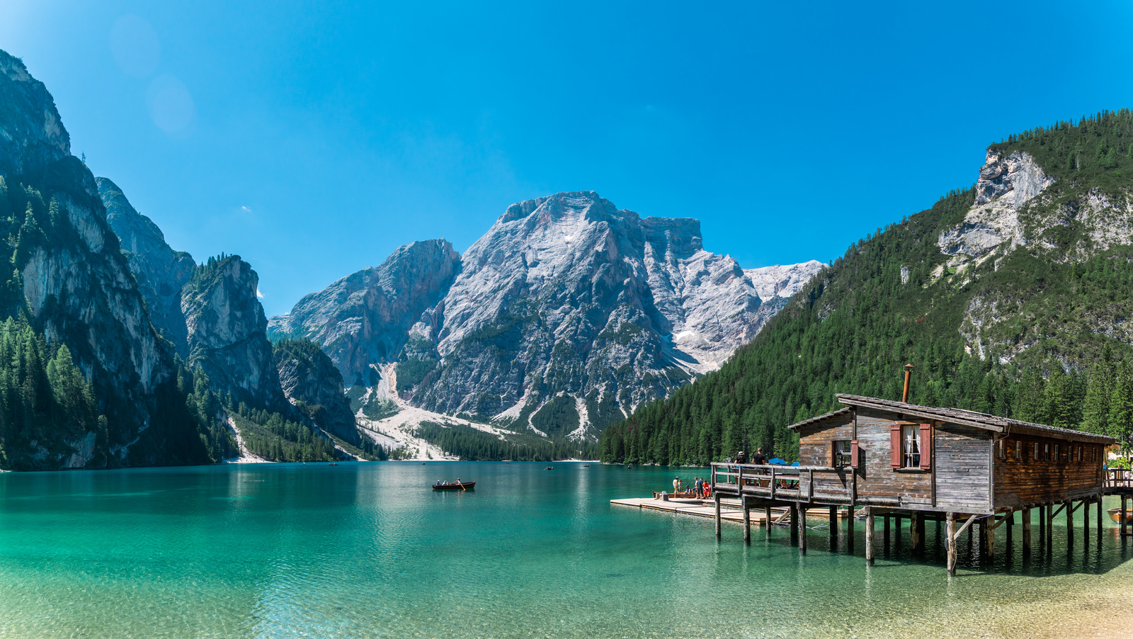 One Of Italy's Most Pristine Lakes Lets Tourists Boat Around In Its ...