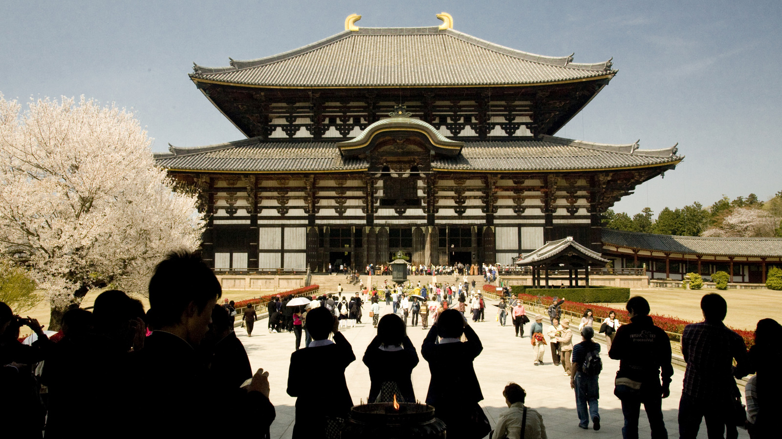 One Of Japan's Most Famous Spots Is An Imposing Temple In Nara With ...
