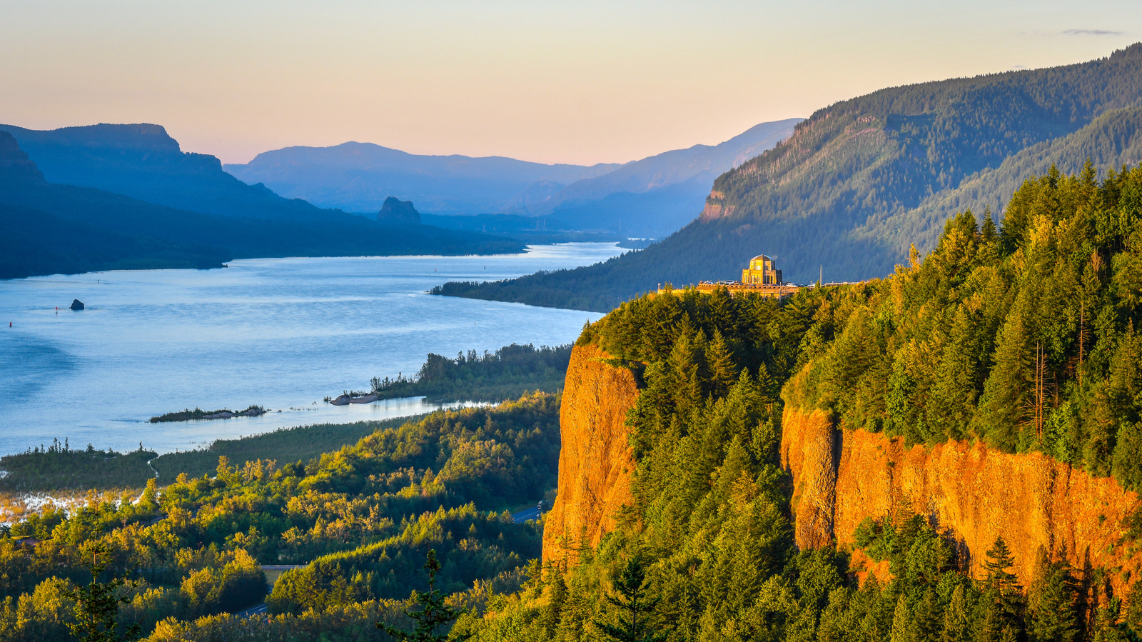 One Of Oregon's Most Scenic Destinations Is A Fall Sanctuary With ...