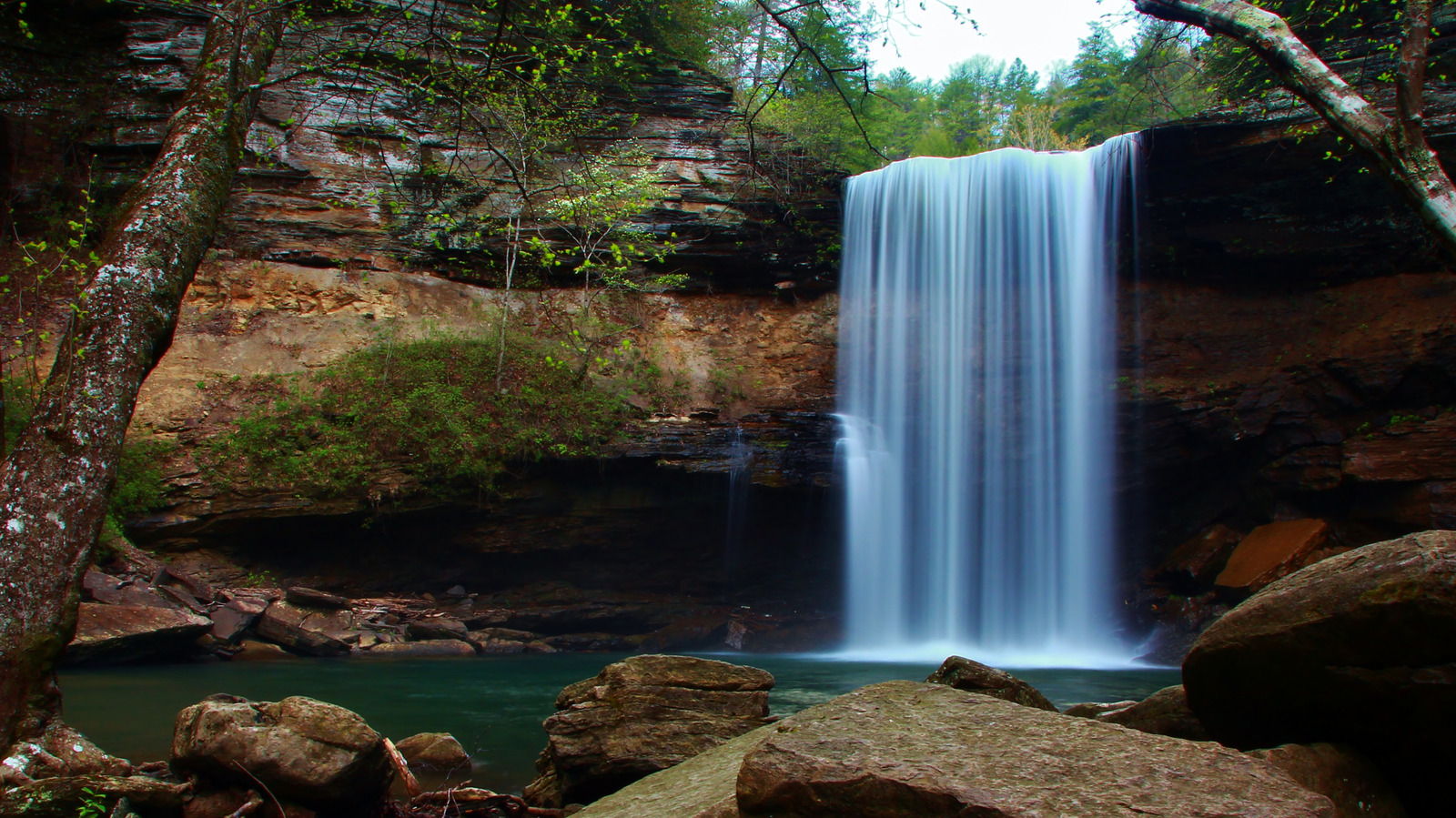 One Of Tennessee's Coolest Hikes Is A Hidden Gorge To A Two-Tiered ...