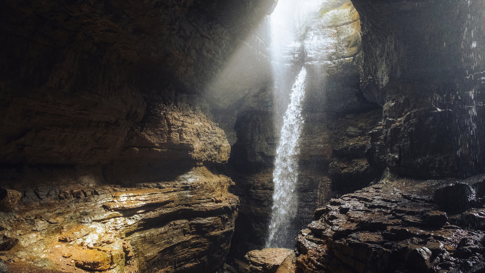 One Of The Southeast's Most Photographed Caves Is An Otherworldly ...