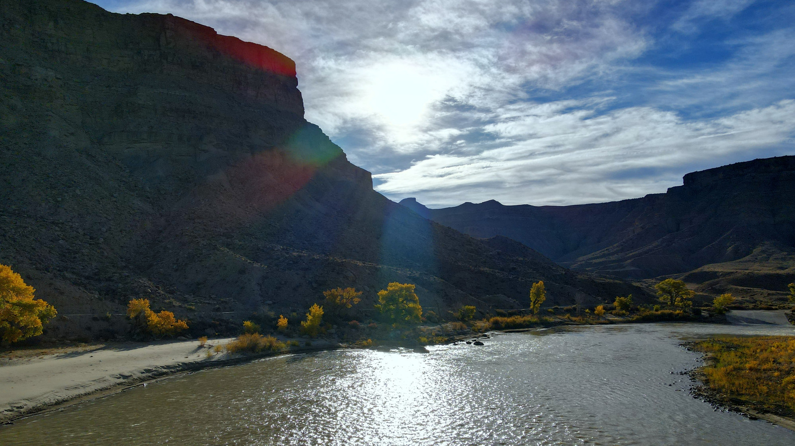 One Of Utah's Cutest Riverfront Cities Is Surrounded By Scenic Canyons ...