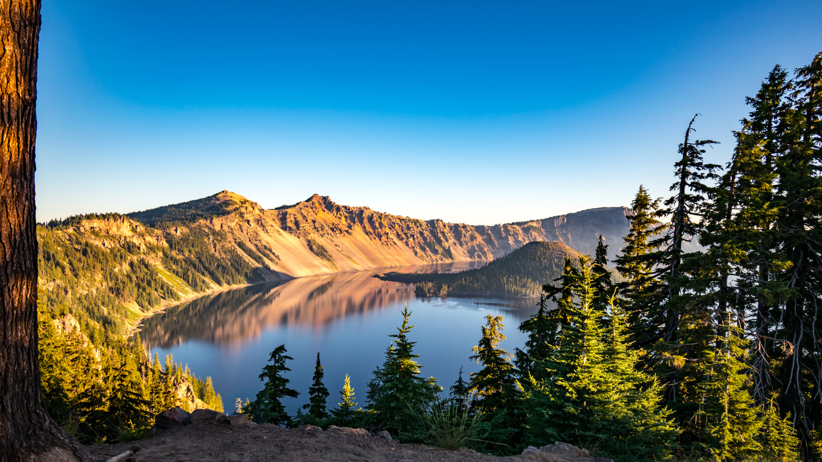 Oregon's Cleanest And Clearest Lake Is A Pristine Eye-Catching Refuge ...