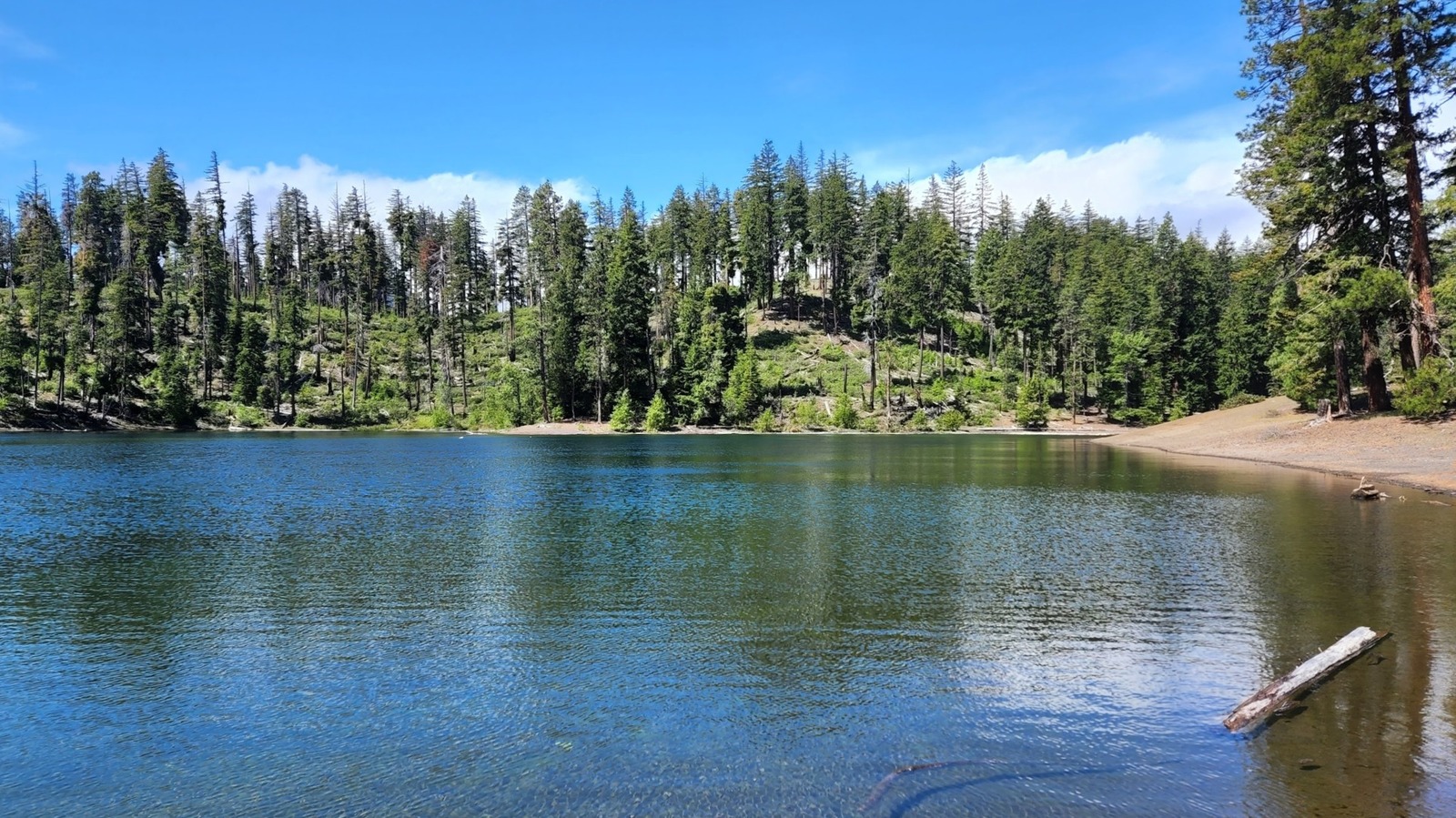 Oregon's Scenic Lake In Deschutes National Forest Offers Camping ...