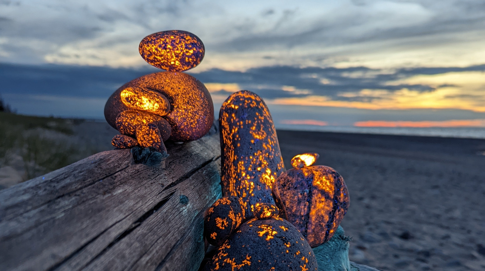 Why The Great Lakes Have Glow-In-The-Dark Rocks (And Where You Can Find ...