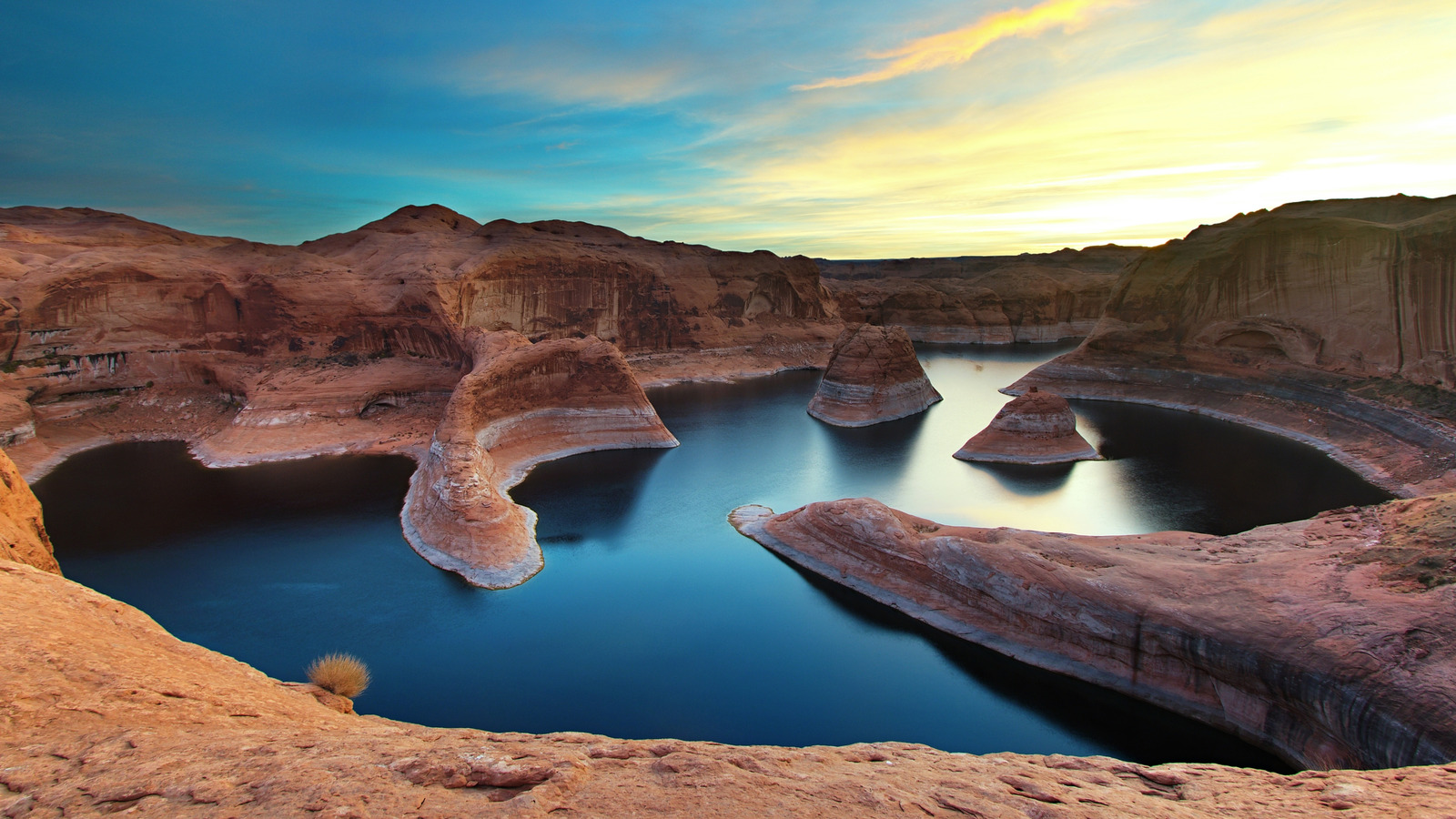 Situated Between Red Rock Canyons Is One Of America's Prettiest Lakes ...